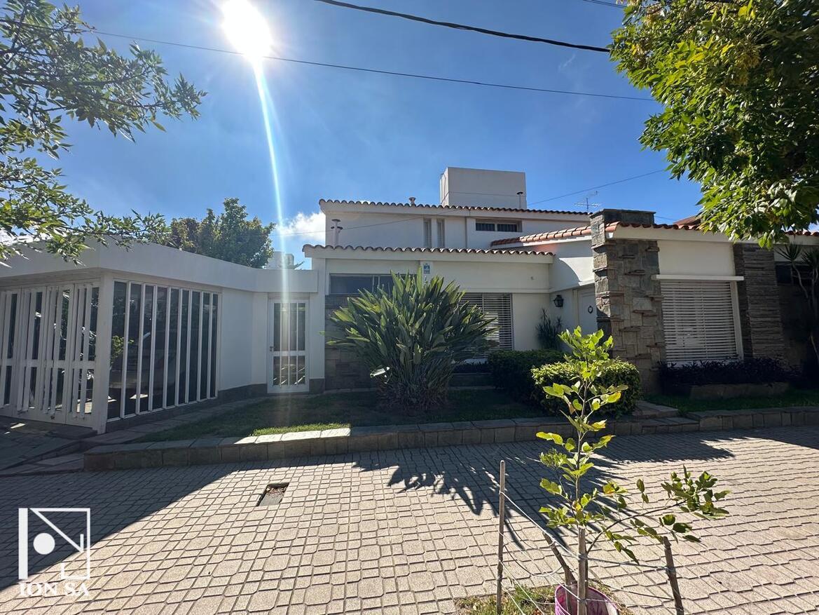 Venta exclusiva casa de 3 dormitorios amplia - Manero ION